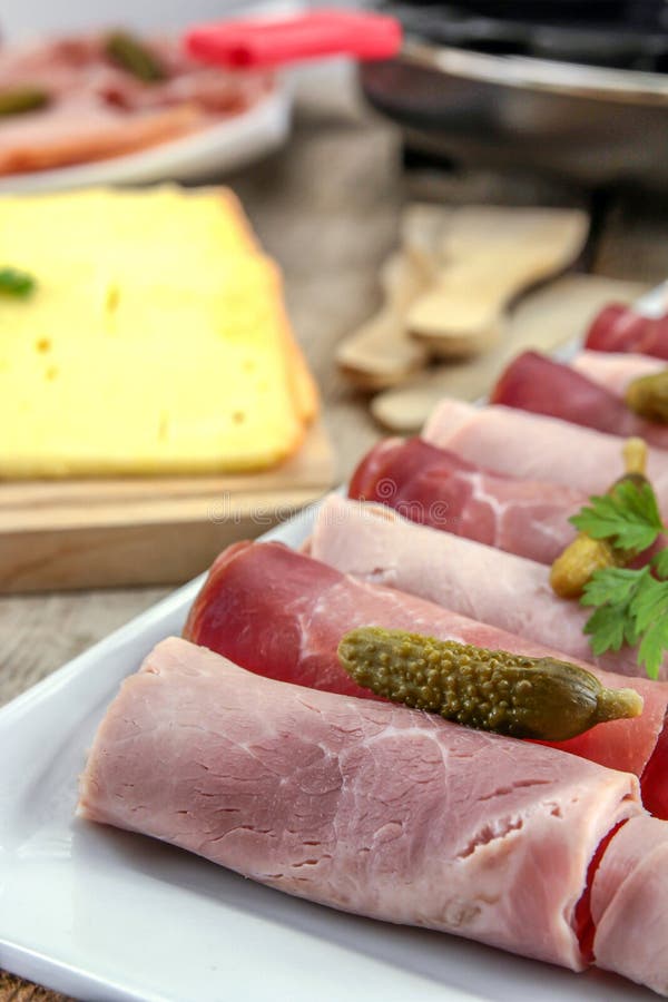Queso raclette y embutidos imagen de archivo. Imagen de salchicha ...