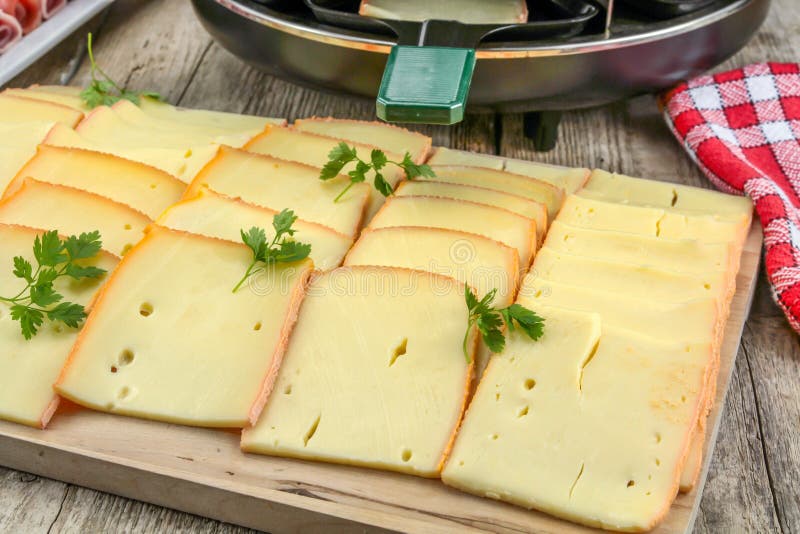 Queso raclette y embutidos imagen de archivo. Imagen de crudo - 169144245