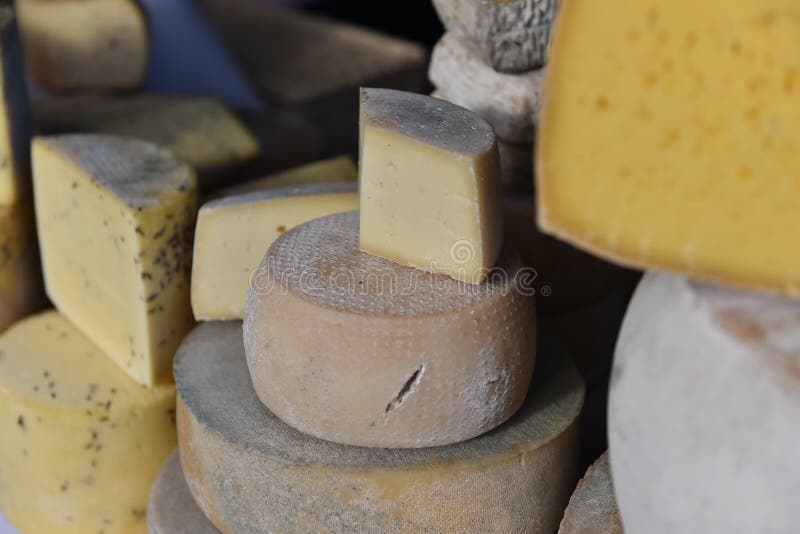Variedades Rumanas Y Carne Del Queso En El Mercado Foto de archivo ...