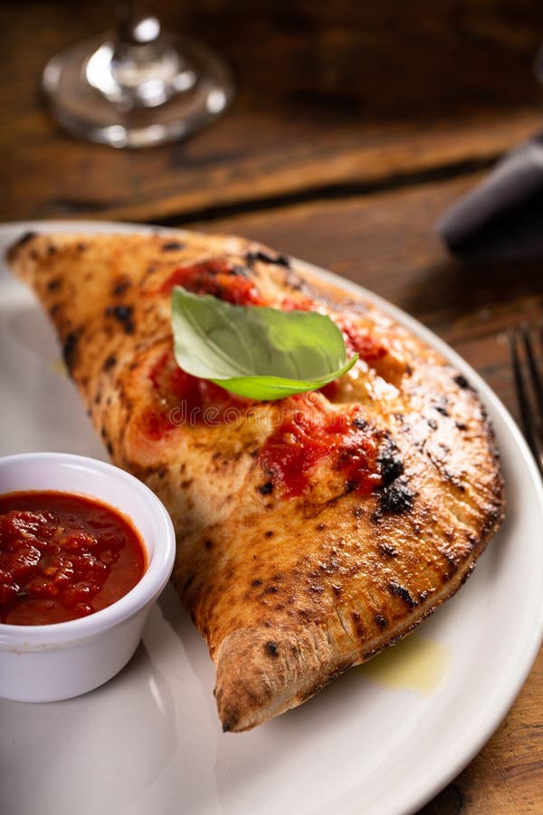 Queso Tradicional Italiano Calzone Con Salsa Marinara Foto de archivo ...