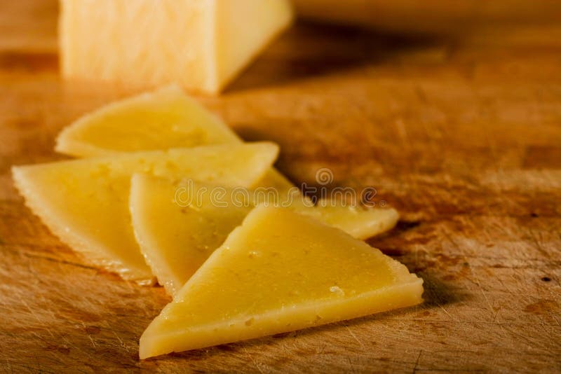 Queso Triangular En Tarjeta De Madera Foto de archivo - Imagen de duro ...