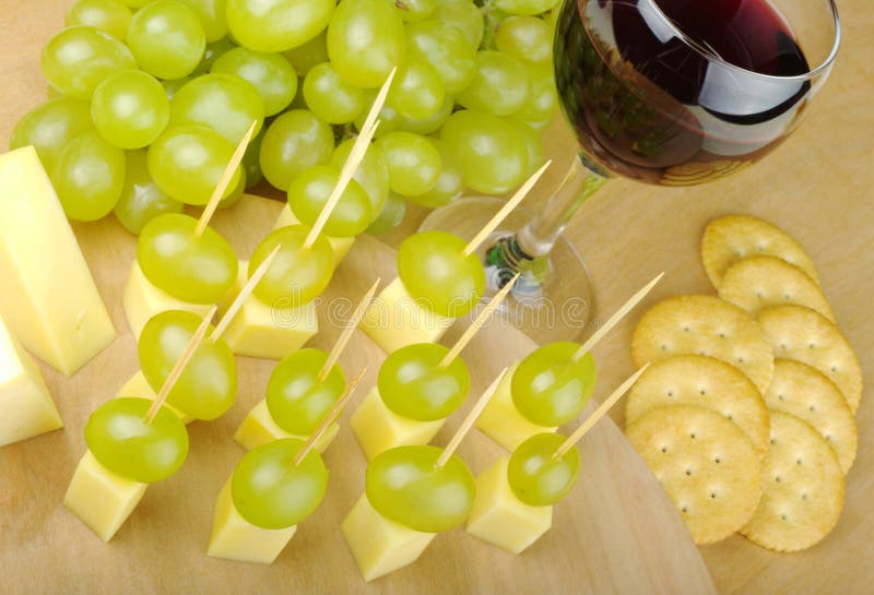 Fingerfood: Uvas Y Queso En Los Pinchos Macros Imagen de archivo ...