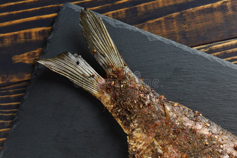 Queue De Poisson De Carpe Frite Sur La Table Photo stock - Image of ...