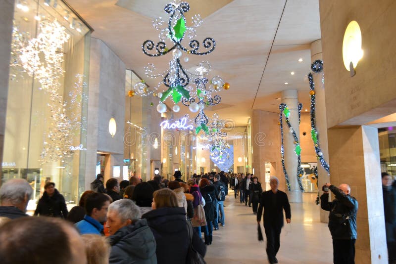 The queue at the Louvre editorial photo. Image of palace - 29498286