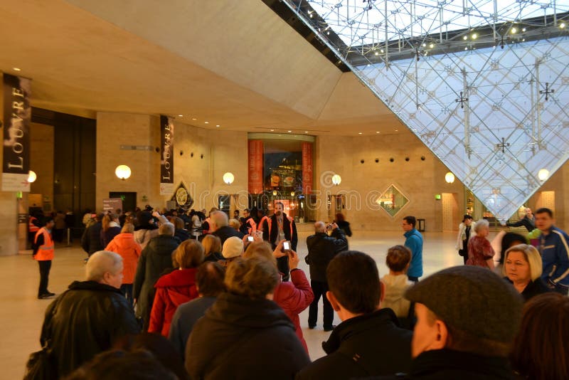 The queue at the Louvre editorial stock photo. Image of travel - 29498298