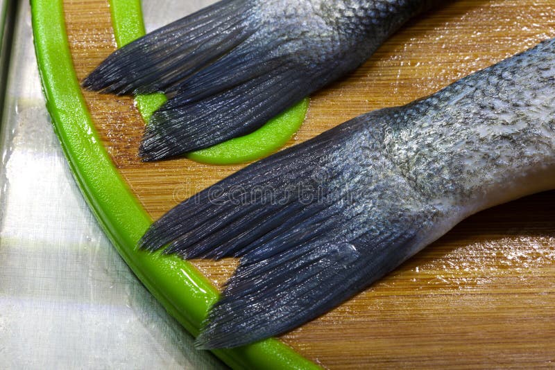Queues de poissons photo stock. Image du plaque, dorado - 36000350
