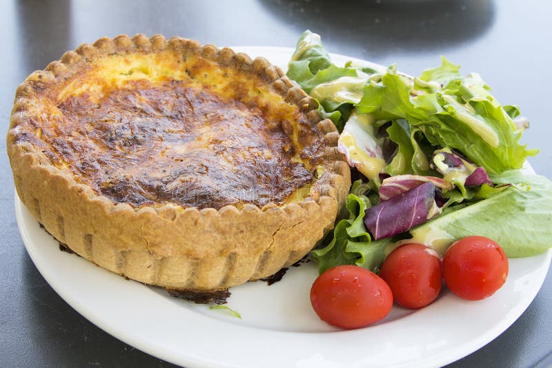 Quiche Lorraine Pastry Com Salada Foto de Stock - Imagem de misturado ...