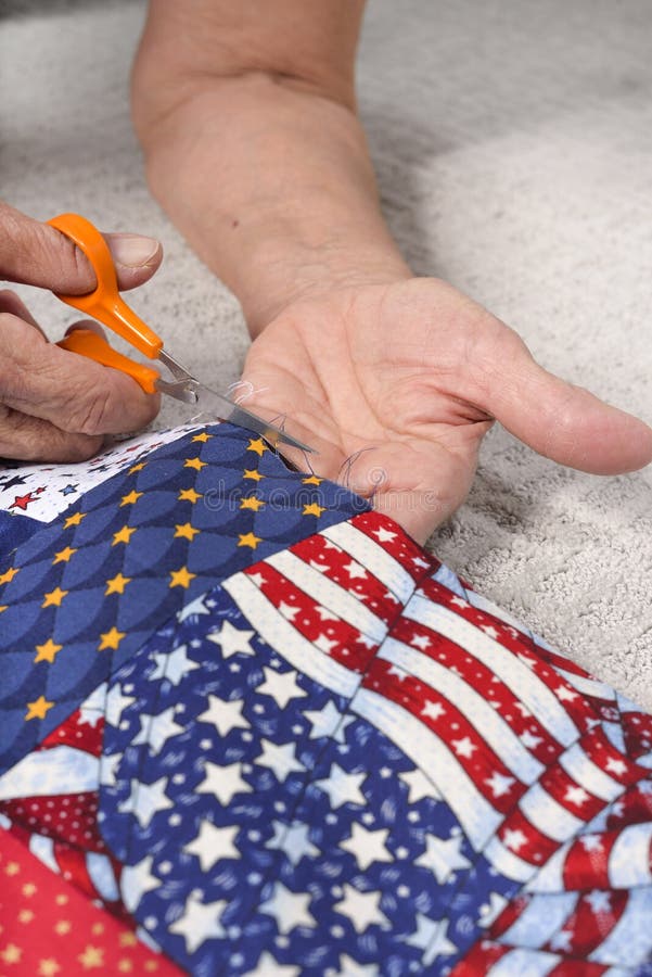 Quilter Que Corta El Hilo Flojo Imagen de archivo - Imagen de blanco ...