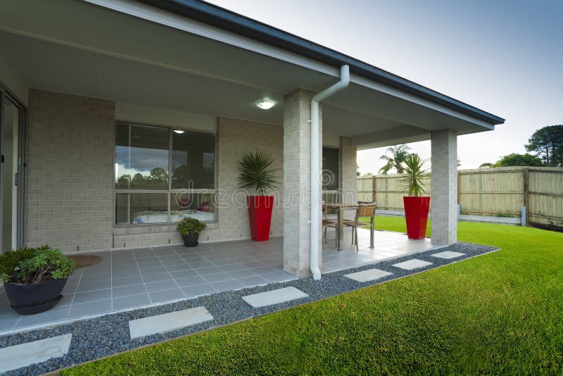 Quintal moderno foto de stock. Imagem de estrutura, suburbia - 28258876