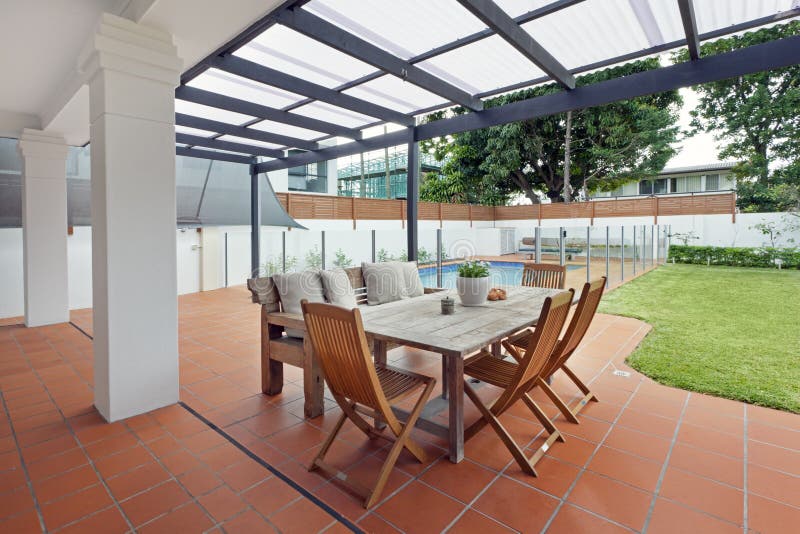 Quintal moderno com tabela imagem de stock. Imagem de exterior - 25344641