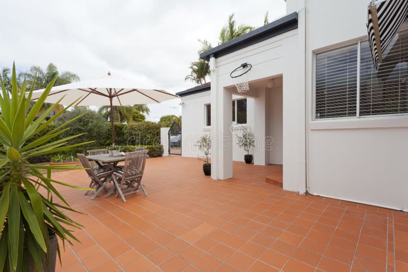 Quintal moderno com tabela imagem de stock. Imagem de branco - 25344423