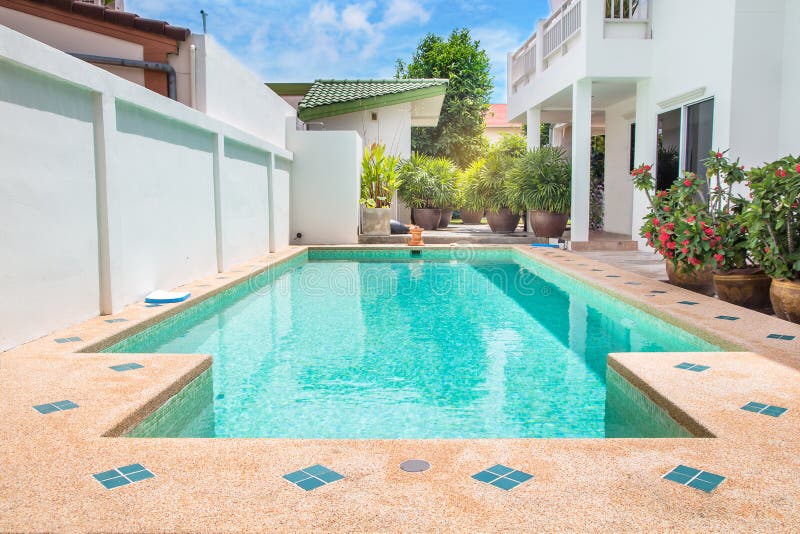 Quintal Moderno De Uma Piscina Com Casa Imagem de Stock - Imagem de ...