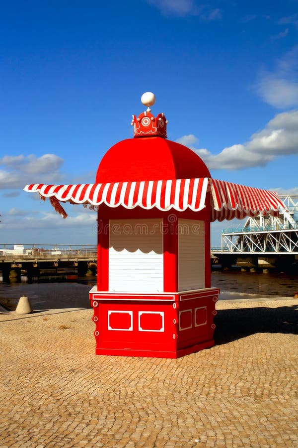 Quiosco rojo imagen de archivo. Imagen de urbano, ciudad - 1297049