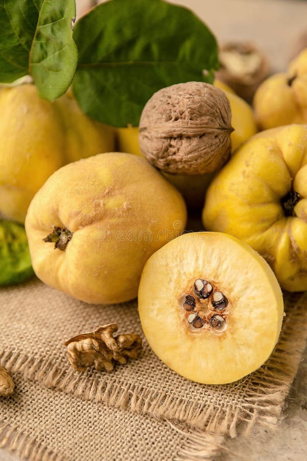Quitte stockbild. Bild von essen, frisch, rustikal, saftig - 64037787