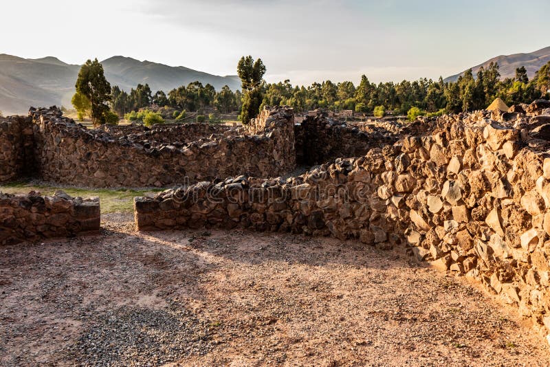 Qullqa (Colca) Storage Houses in Raqchi Complex, Pe Stock Photo - Image ...
