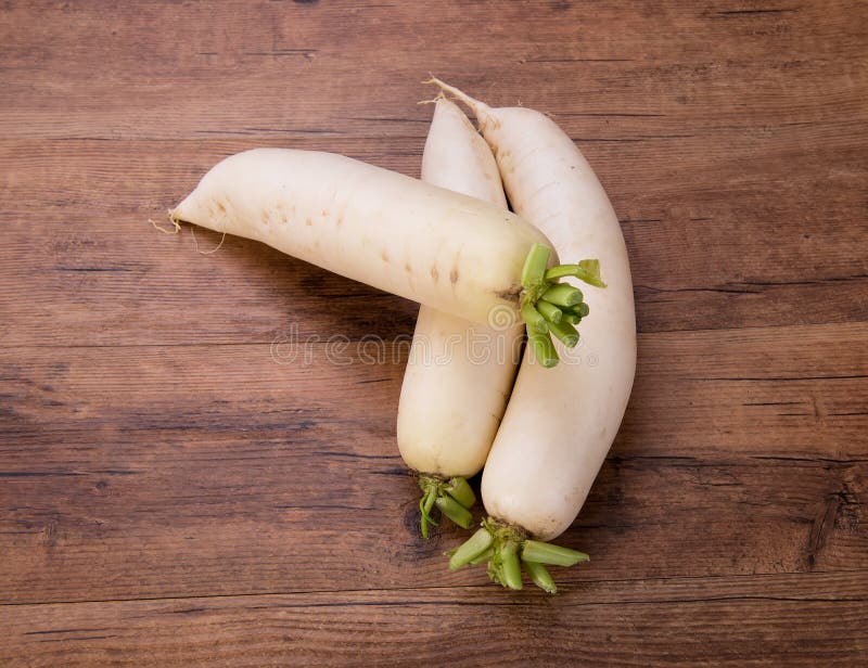 Rábano De Daikon En La Madera Imagen de archivo - Imagen de alimento ...