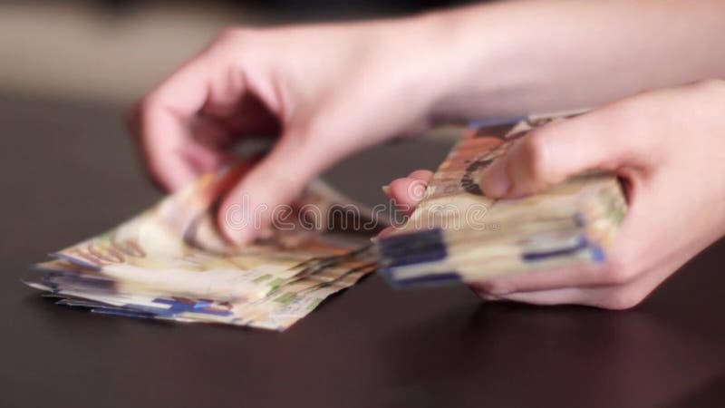 Räkna pengar stock video. Video av kassa, stapel, siklar - 41943025