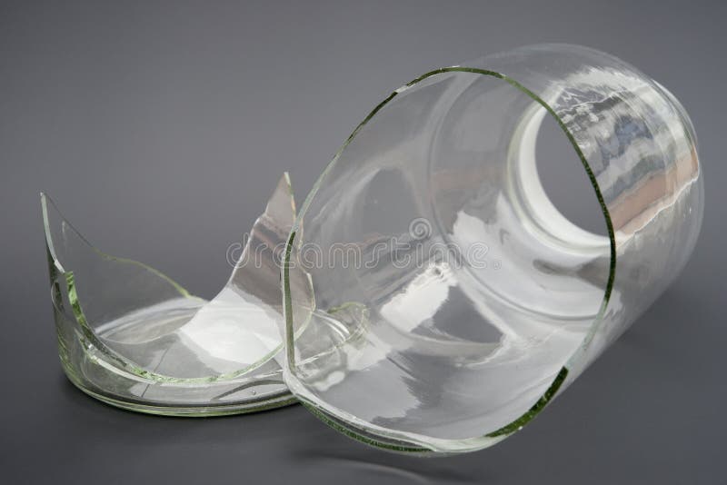 Récipient en verre cassé image stock. Image du endommagé - 40215325