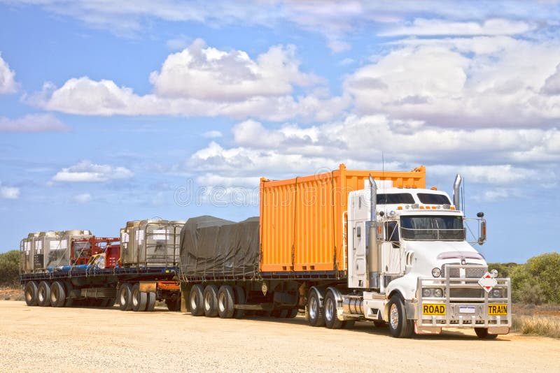 Camion De Train Routier Dans L Intérieur De L Australie Photos Stock ...
