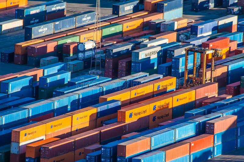 Conteneurs de cargaison image stock. Image du compartiment - 19956885