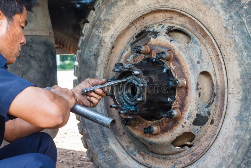 Réparation de camion image stock. Image du industrie - 46940445