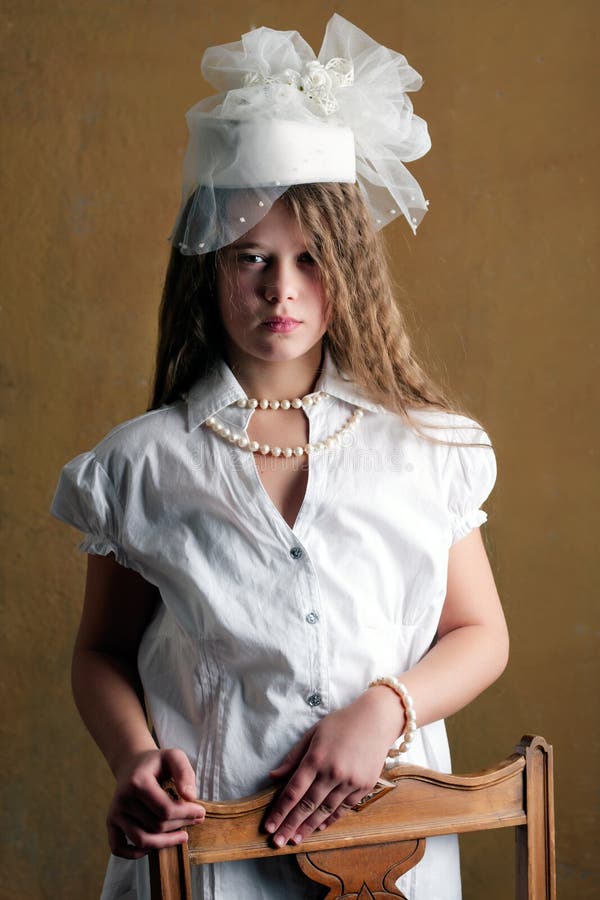 Rétro jeune fille photo stock. Image du jeune, voile - 22689148