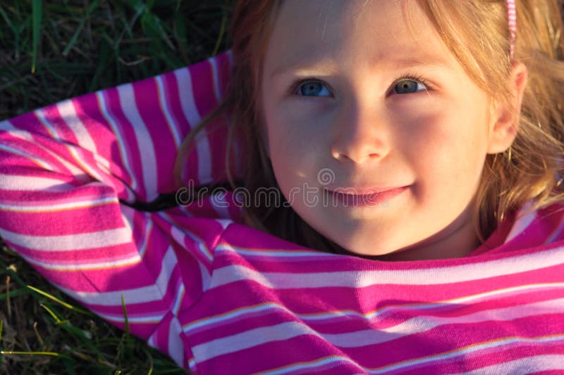 Petite fille rêveuse photo stock. Image du vert, gosse - 1483764