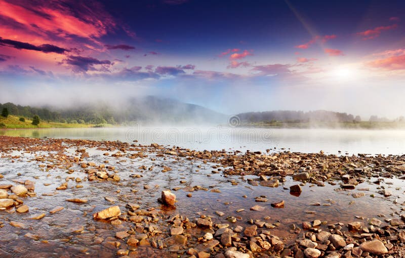 Río Sinuoso Que Atraviesa El Barranco Lugar Dnister De La Ubicación ...