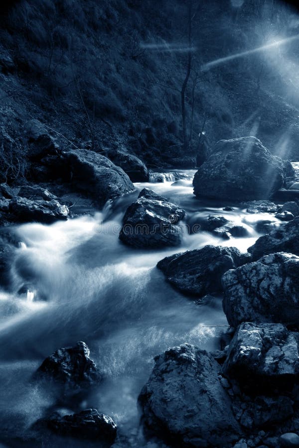 Río azul imagen de archivo. Imagen de cascada, cubo, piedras - 1715675