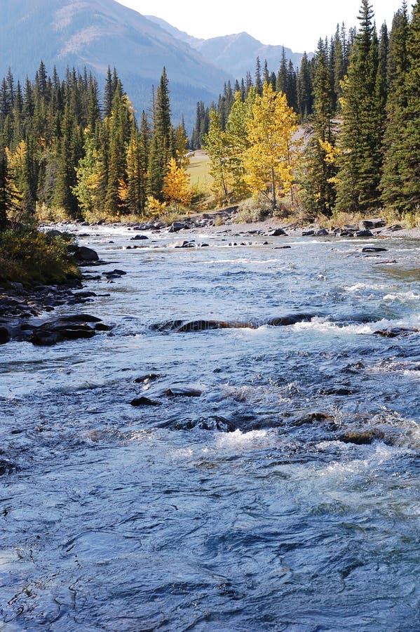 Río azul imagen de archivo. Imagen de lloviendo, acantilado - 6922219
