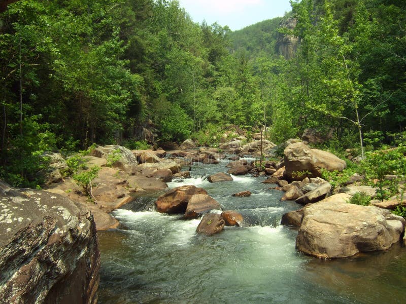 Río Boulder-llenado foto de archivo. Imagen de senderismo - 11248984