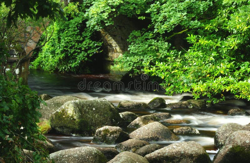 Río Con Las Rocas Y El Puente Imagen de archivo - Imagen de verde ...