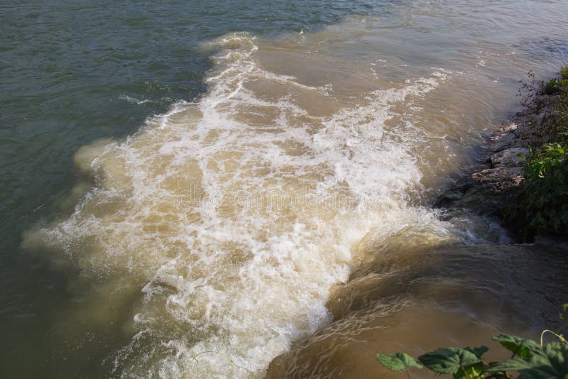 Río contaminado foto de archivo. Imagen de alcantarillado - 34044726