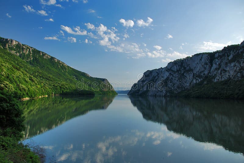 Río Danubio foto de archivo. Imagen de danubio, garganta - 6566916