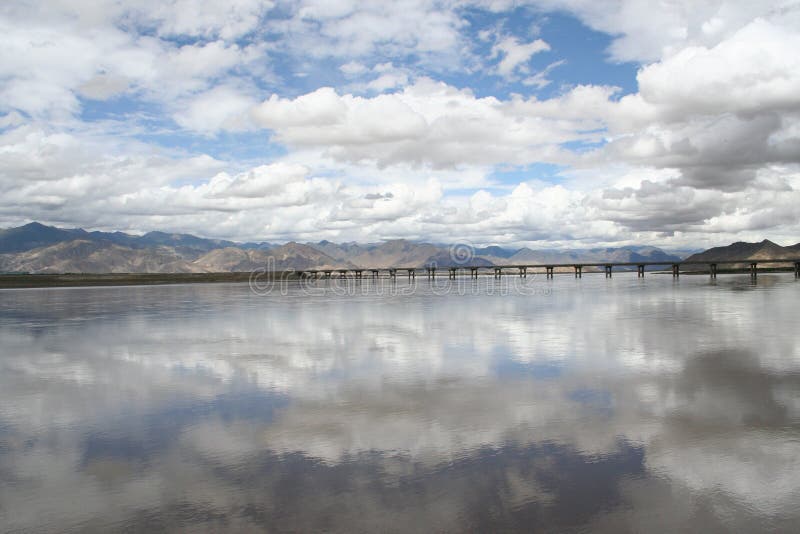 Río de Brahmaputra imagen de archivo. Imagen de nube, porcelana - 3261307