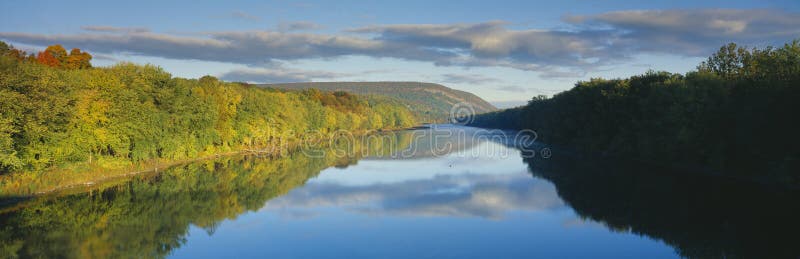 El Río Delaware Fluye Sin Problemas Por Wilmington Al Amanecer Imagen ...