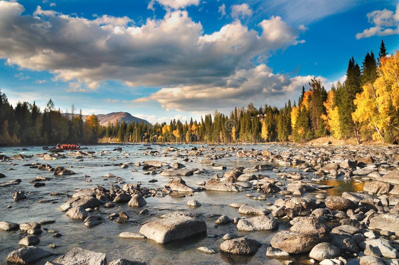 Río Por La Mañana, Xinjiang, China De Kanasi Foto de archivo - Imagen ...