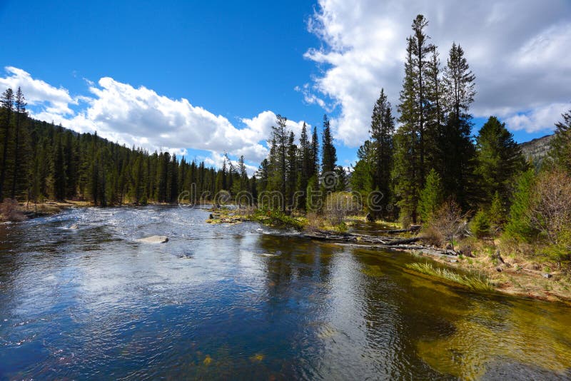 Río de la montaña imagen de archivo. Imagen de paisaje - 10013937