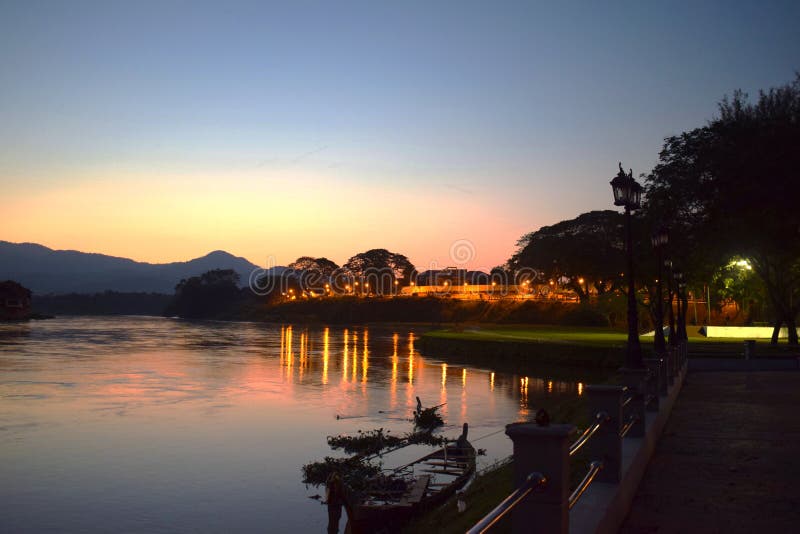 Río de Perak imagen de archivo. Imagen de amanecer, barco - 109612267