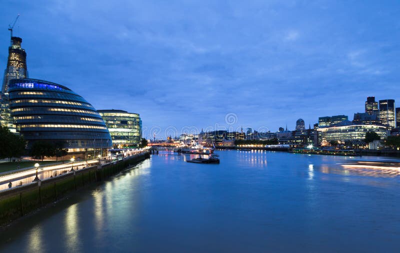 Río De Thames En La Noche Londres Foto de archivo editorial - Imagen de ...
