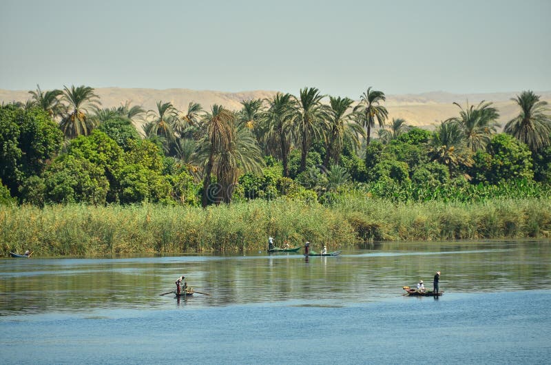 El Río Nilo Con Los Bancos Llenos De árboles Y Vegetación Y Pescadores ...