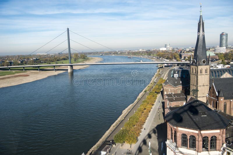 Río el Rin, Düsseldorf imagen de archivo. Imagen de costado - 72673893