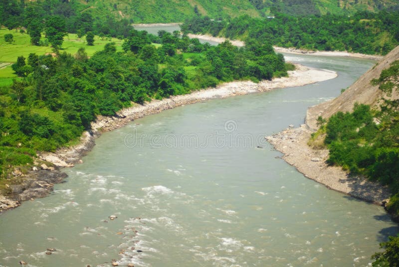 Río en campo foto de archivo. Imagen de mirando, afuera - 8683302