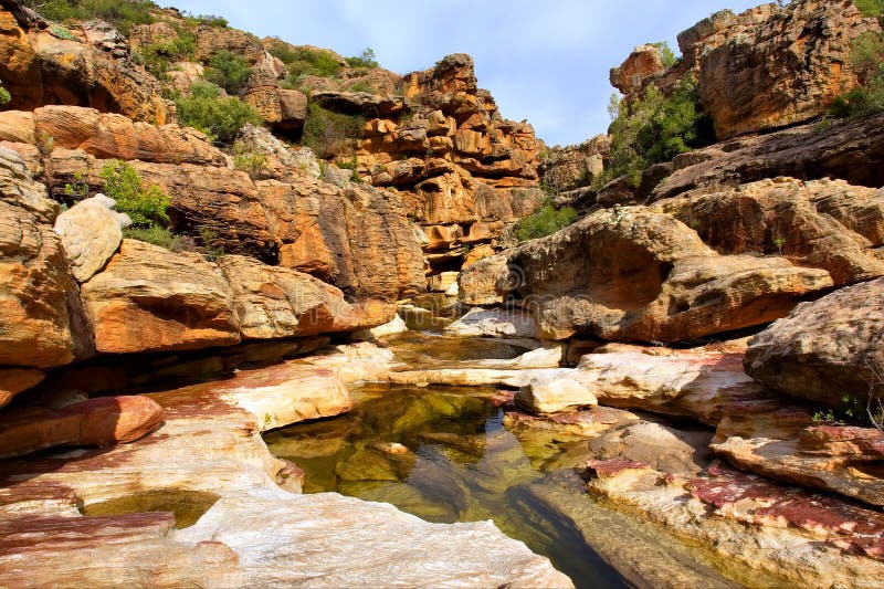 Río entre rocas asombrosas foto de archivo. Imagen de roca - 7760936