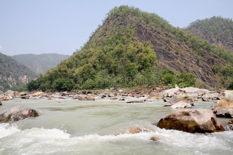 Río Ganga, el Ganges foto de archivo. Imagen de verde - 20839798