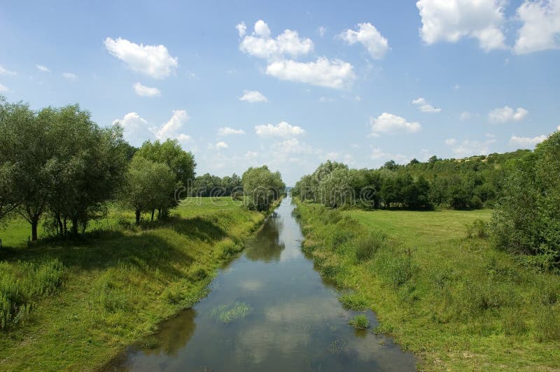 Río rural foto de archivo. Imagen de canal, horizonte - 6912064