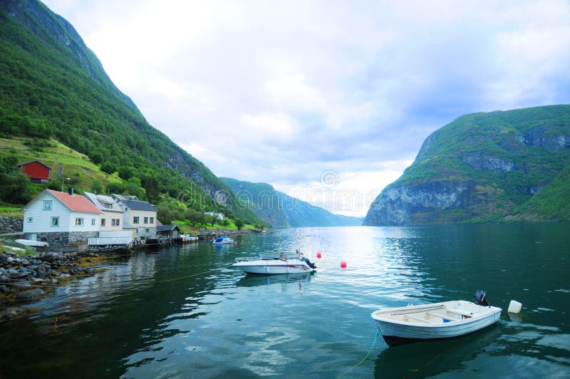 Río sereno foto de archivo. Imagen de casero, hogares - 5758312