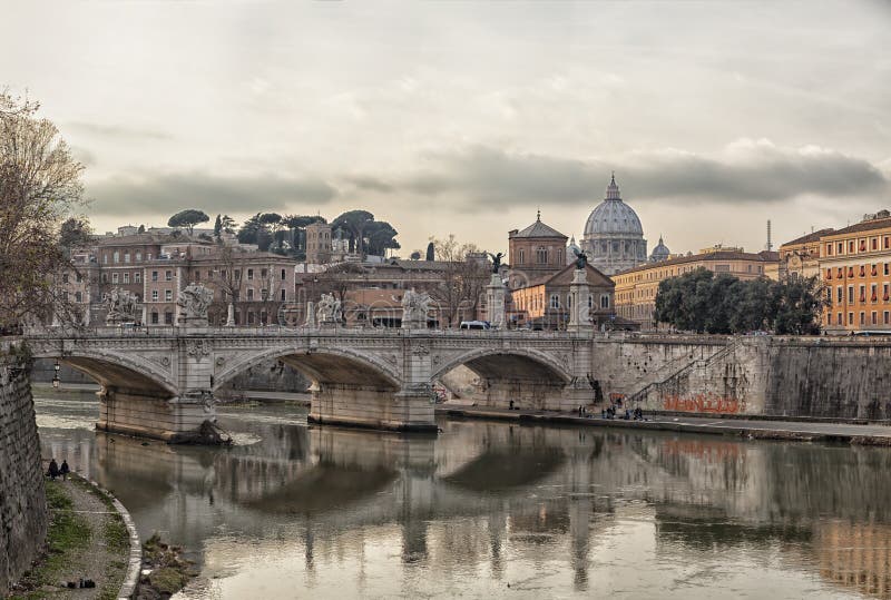 Río Tiber, Roma - Italia foto de archivo. Imagen de antiguo - 45125438
