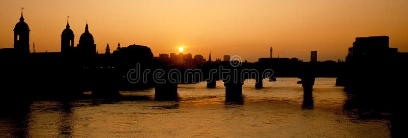 Río Thames De La Puesta Del Sol Foto de archivo - Imagen de ciudad ...