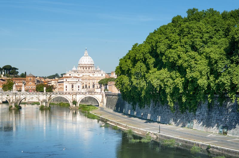 Río Tiber, Roma - Italia imagen de archivo. Imagen de brillantemente ...